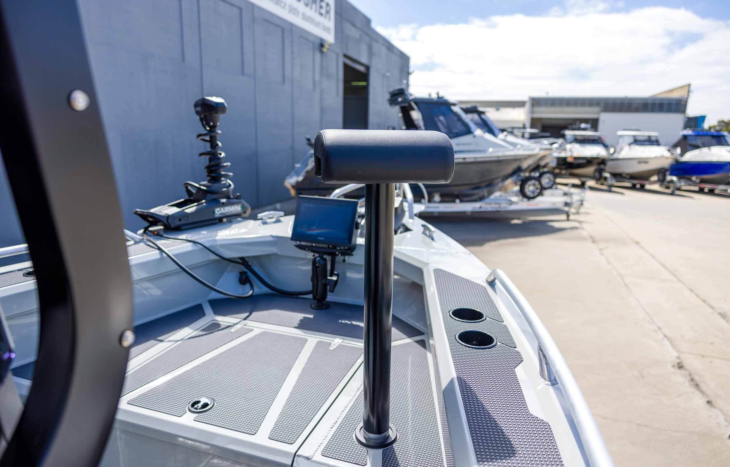 670XT Reef Raider - T-Top Console Fishing Boat | Bar Crusher Boats